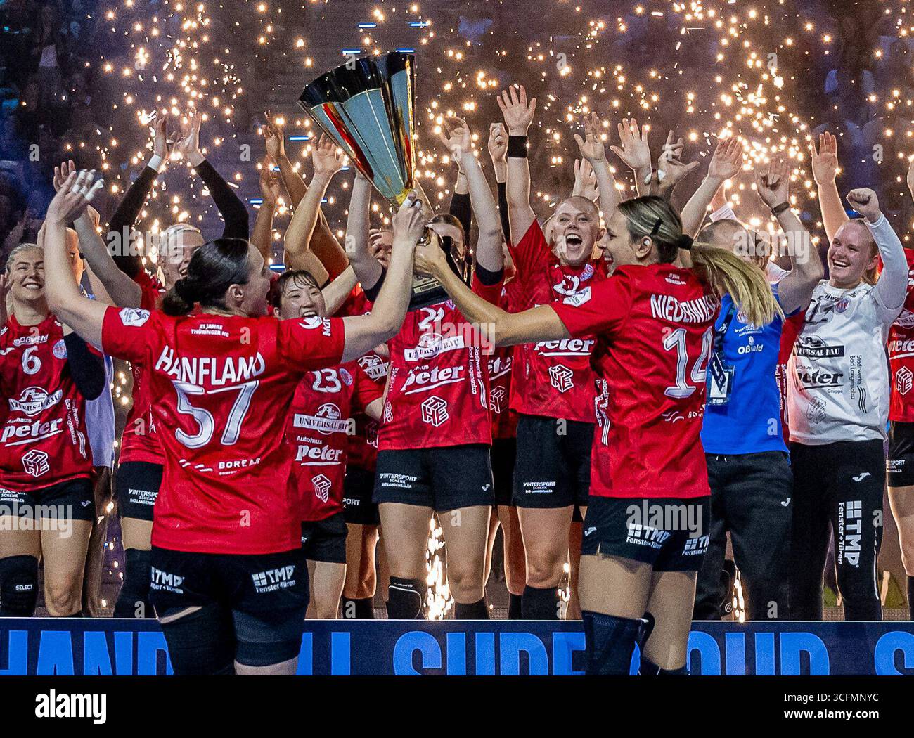 Muenchen, Deutschland. 23rd Aug, 2025. Das Team des Thueringer HC ...