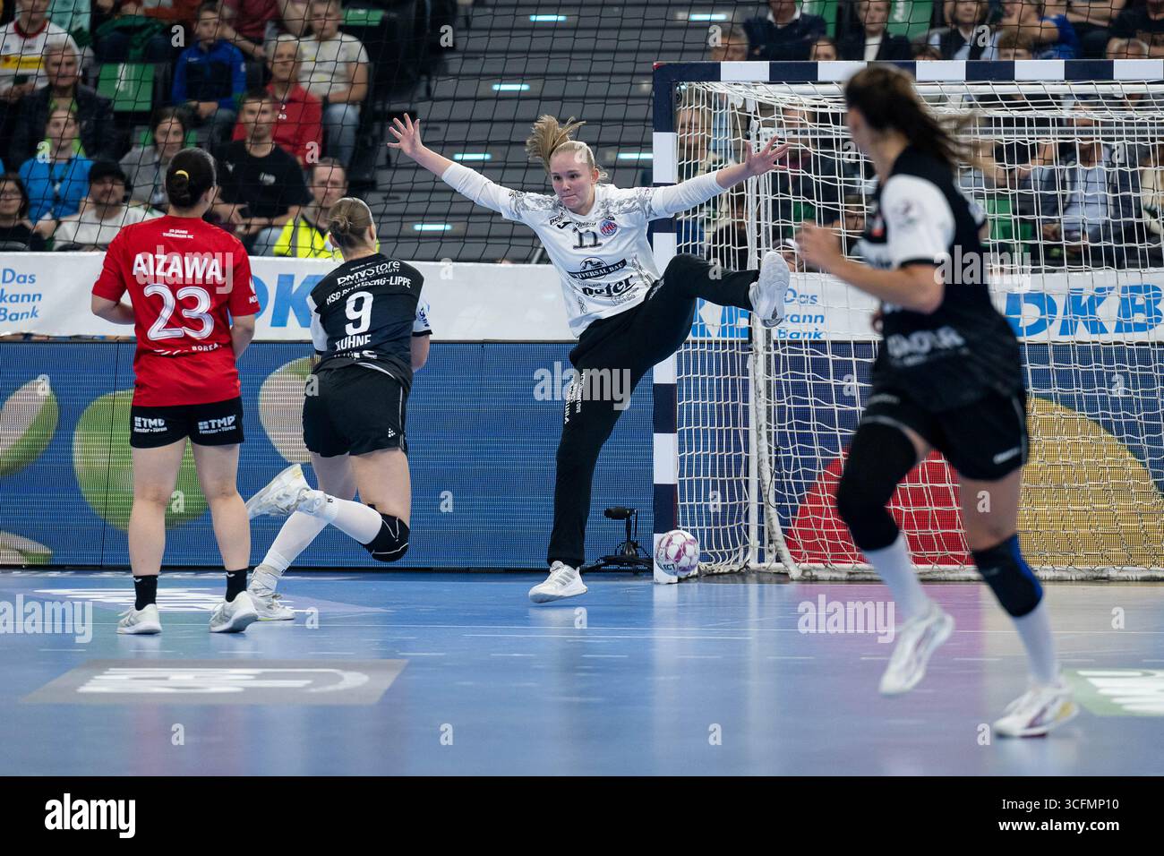 Nieke Kuehne (HSG Blomberg-Lippe, #9) erzielt hier ein Tor gegen Laura ...