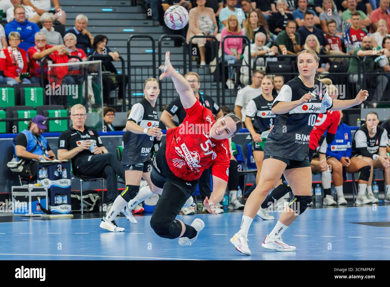 Josefine Hanfland (Thüringer HC, 57) wirft ein Tor, 23.08.2025, München ...