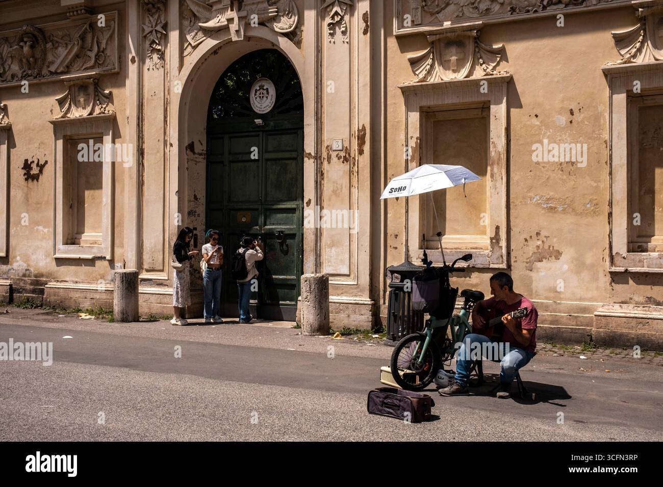 Daily Life in Rome People lining up to take photos thorough the the ...