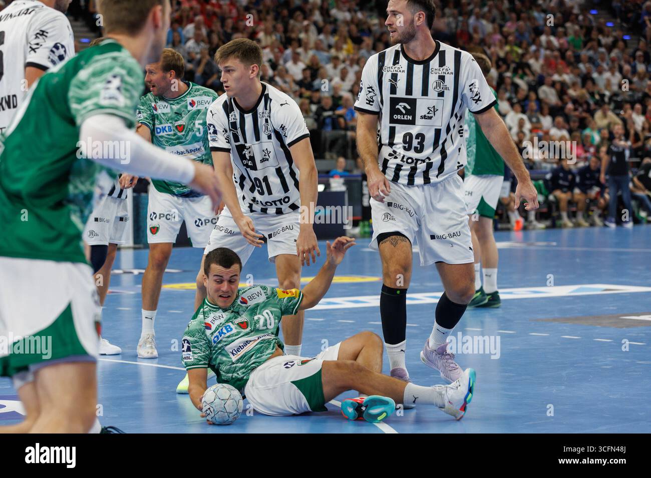 Tim Freihöfer (Füchse Berlin, 20) am Boden, dahinter von links: Bence ...