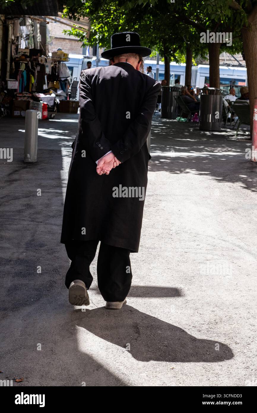 Religious jewish man walks hi-res stock photography and images - Alamy