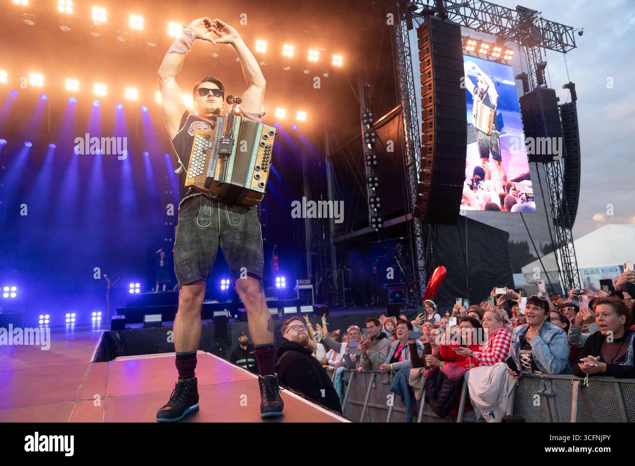 Andreas Gabalier live bei einem Konzert der Ein Hulapalu auf uns -Tour ...