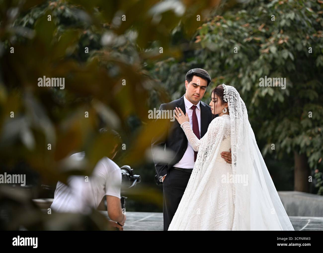 (250824) -- DUSHANBE, Aug. 24, 2025 (Xinhua) -- A couple poses for ...