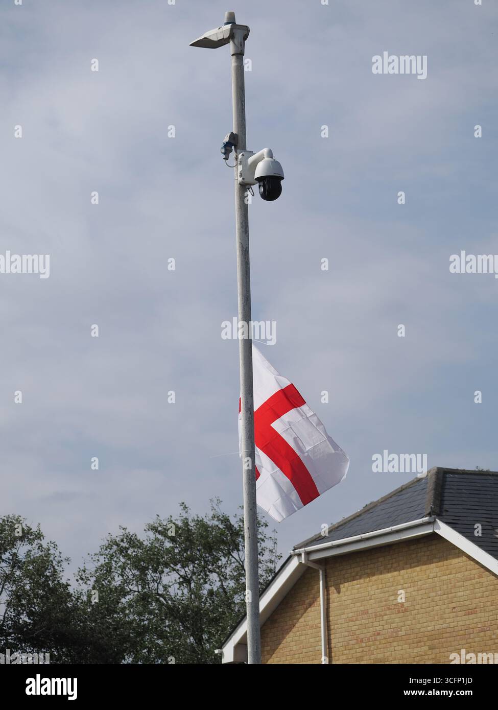 Sheerness, Kent, UK. 24th Aug, 2025. St George flags have appeared ...