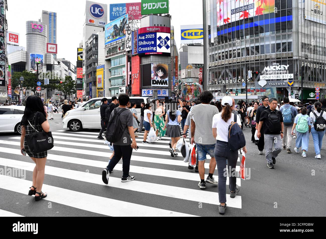 Shibuya crossing - Street scene in Tokyo - Japan Stock Photo - Alamy