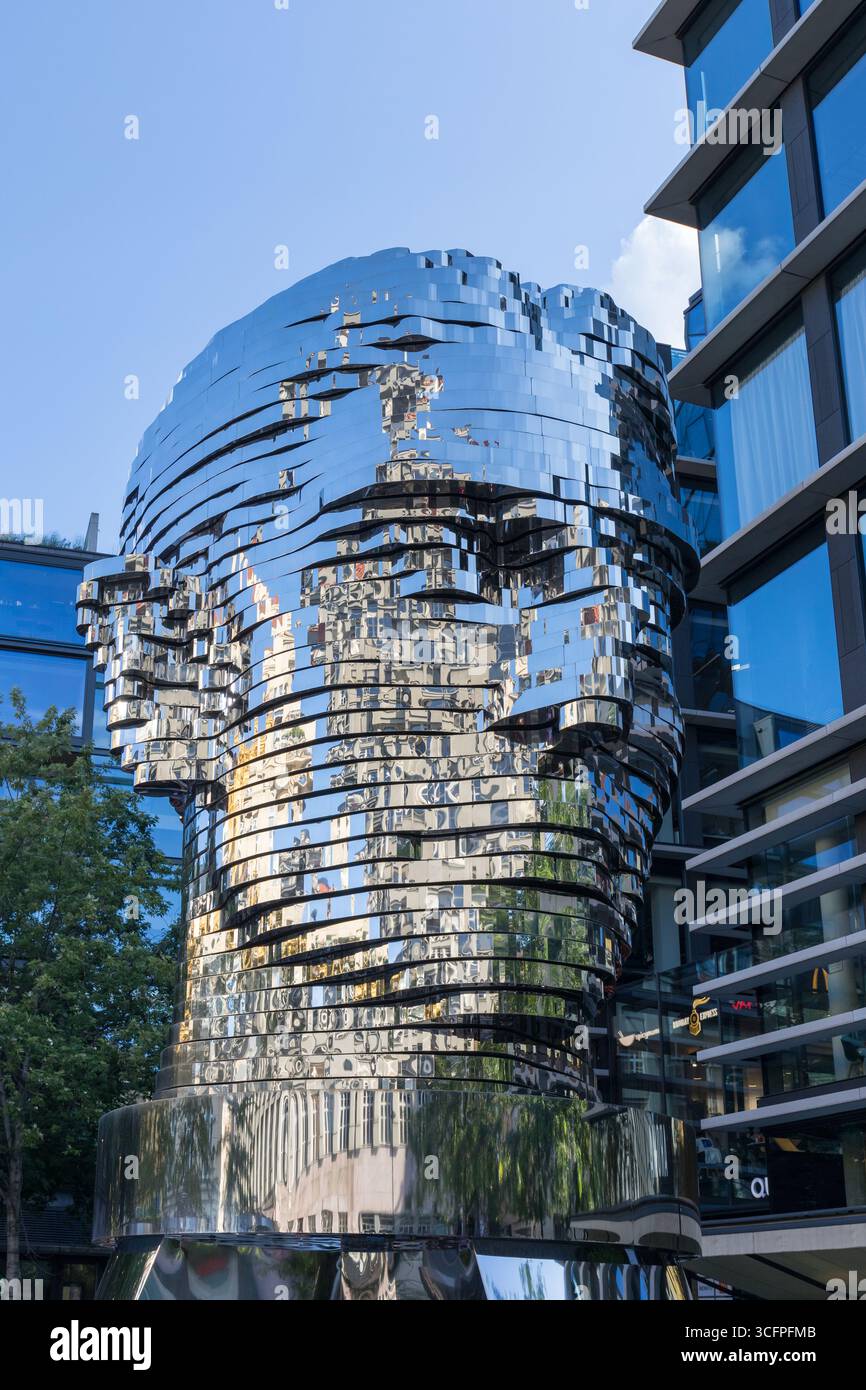 Kinetic sculpture rotating head hi-res stock photography and images - Alamy