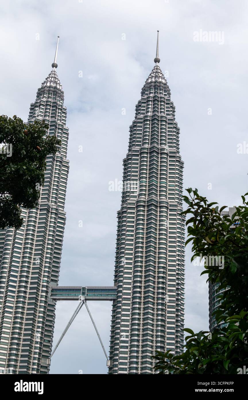 The well-known landmark and skyline of the Petronas Twin Towers ...