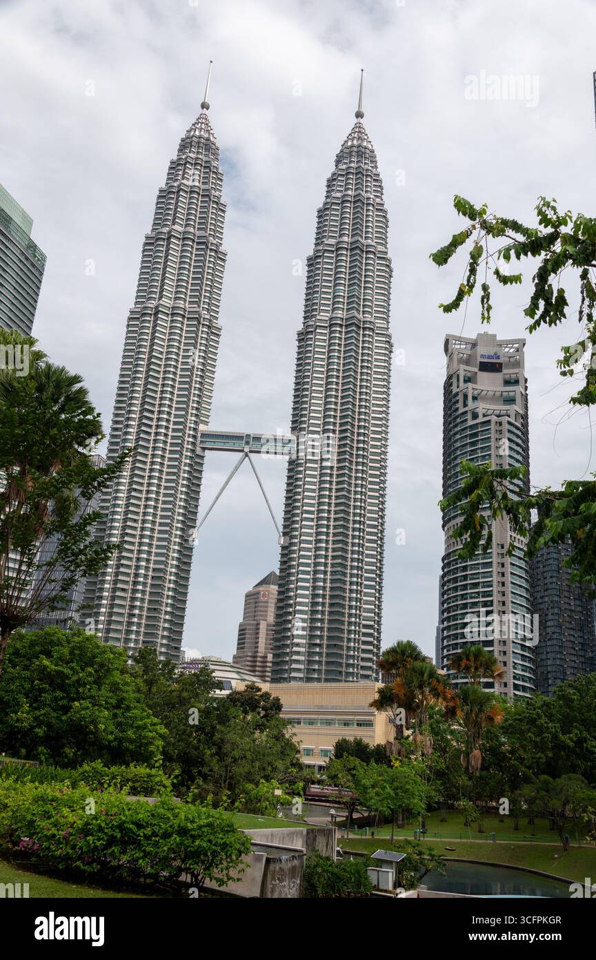 The well-known landmark and skyline of the Petronas Twin Towers ...