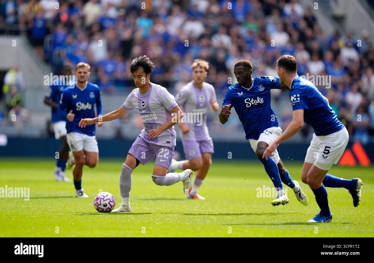 Brighton and Hove Albion's Kaoru Mitoma (left) and Everton's Tim ...
