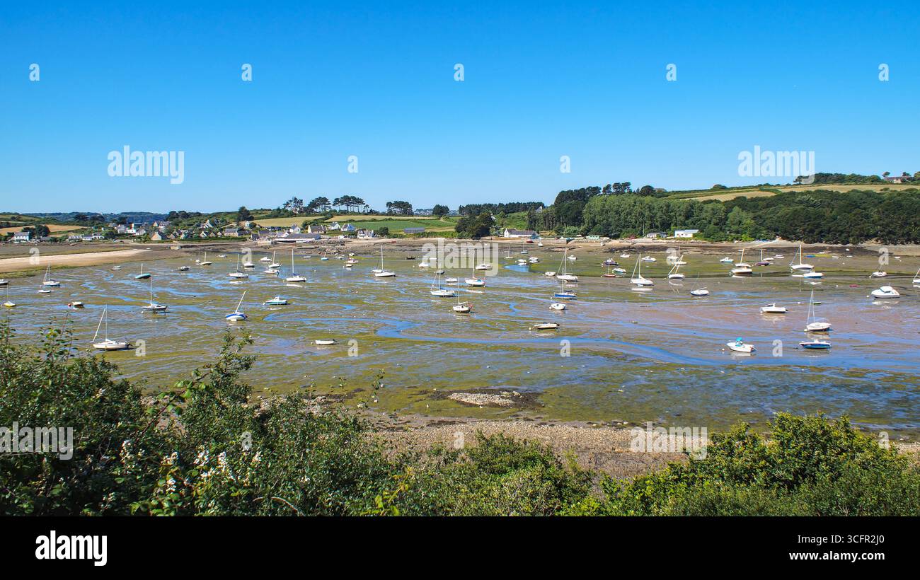 Tidal river and riverbed at Plouézoch, France, during low tide – boats ...