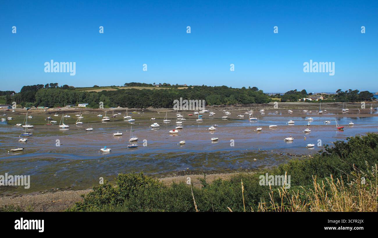 Tidal river and riverbed at Plouézec, France, during low tide – boats ...