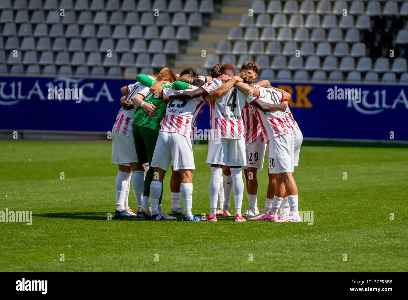 Die Mannschaft im Kreis vor dem Spiel des SC Freiburg Regionalliga S ...