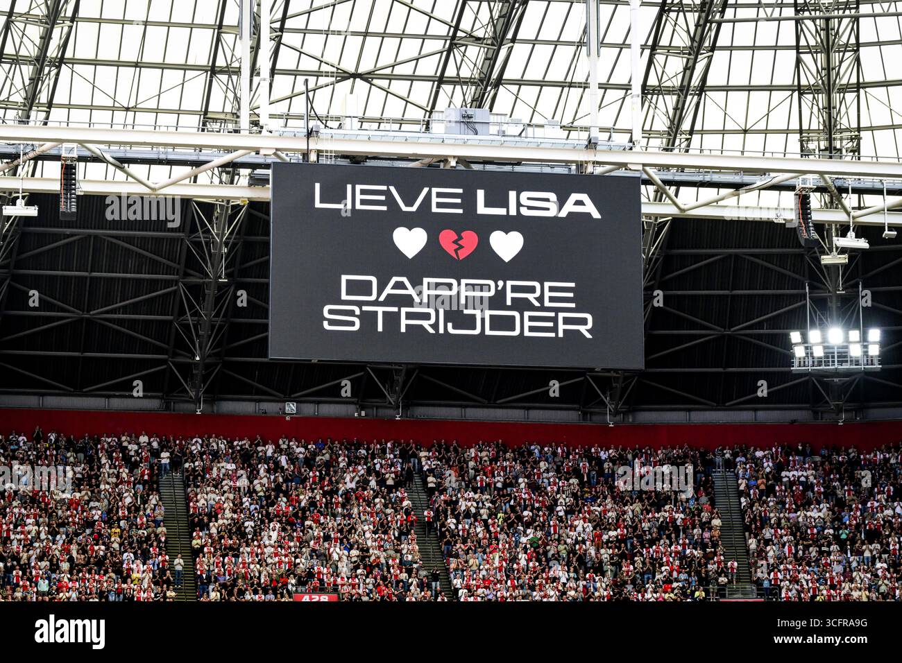 AMSTERDAM - A minute's applause for the murdered Lisa during the Dutch ...