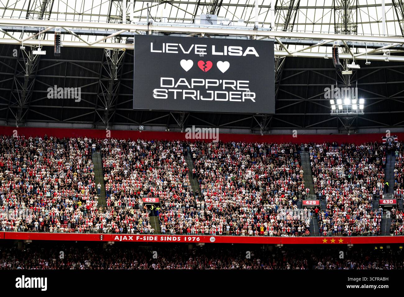 AMSTERDAM - A minute's applause for the murdered Lisa during the Dutch ...