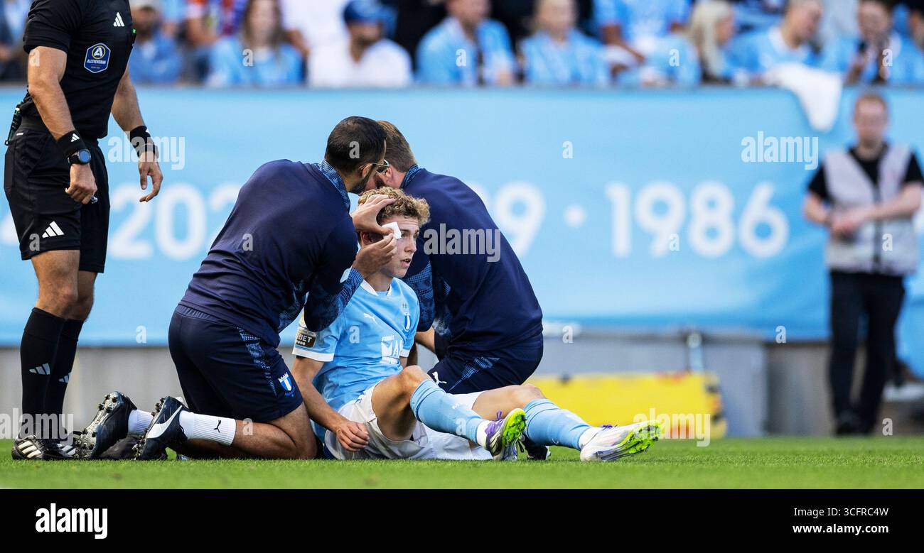 MALMÖ, SVERIGE 20250824Malmö FF:s Hugo Bolin skadad efter en huvudskada ...