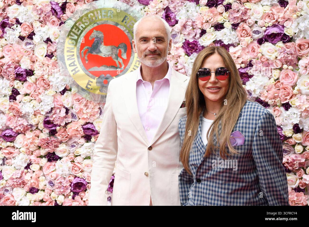 Simone Thomalla mit Partner Rene Merten beim Audi Ascot Renntag 2025 ...