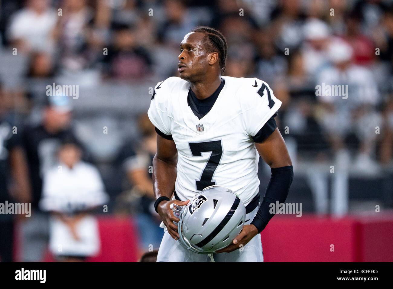 Las Vegas Raiders quarterback Geno Smith (7) looks up with his helmet ...