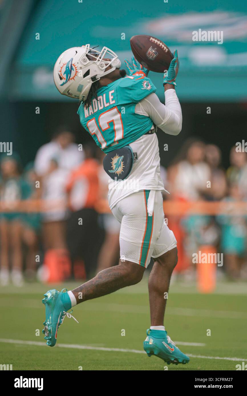 Miami Gardens, FL USA; Miami Dolphins wide receiver Jaylen Waddle (17 ...