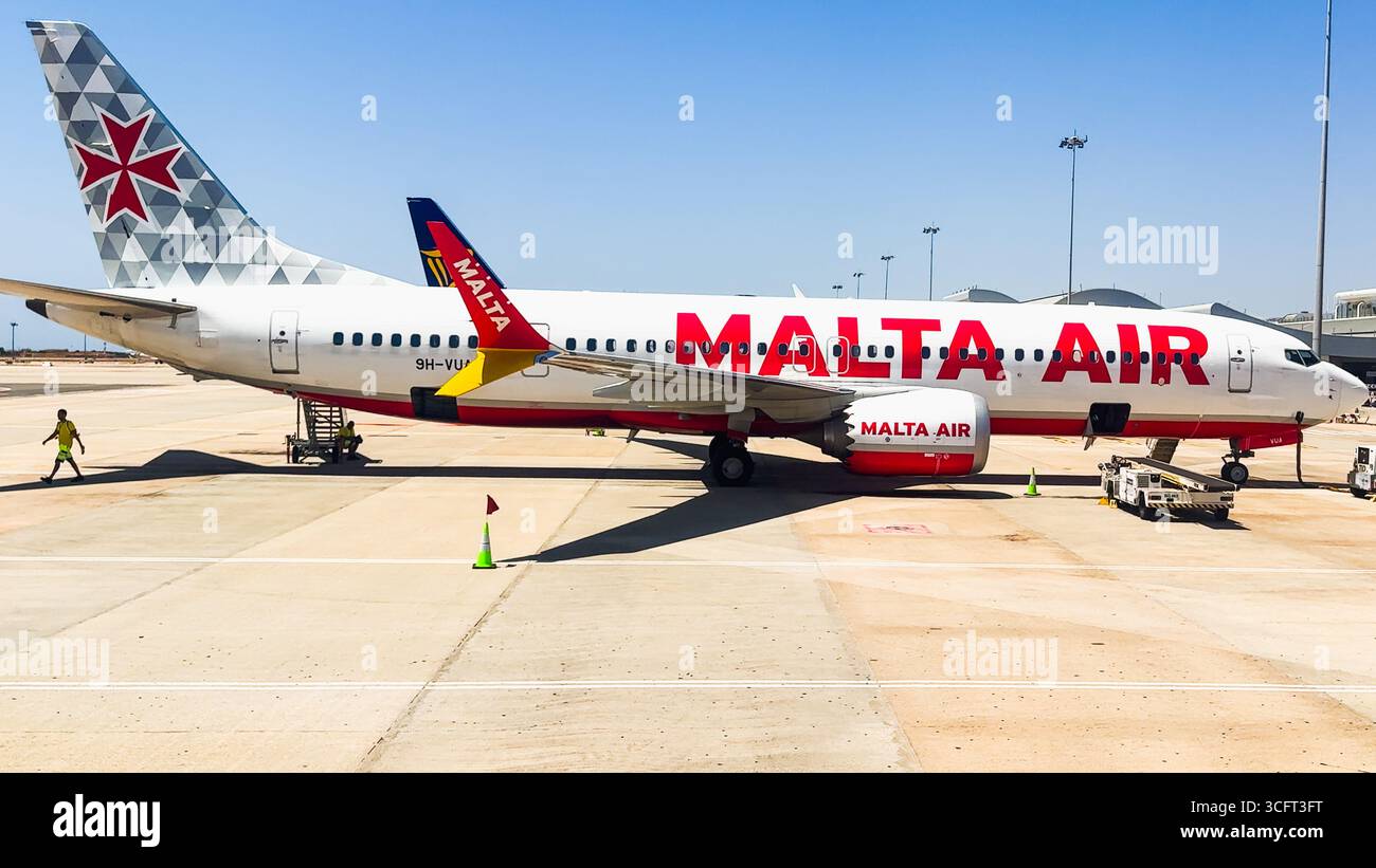 Airplane stands ramp tarmac hi-res stock photography and images - Alamy