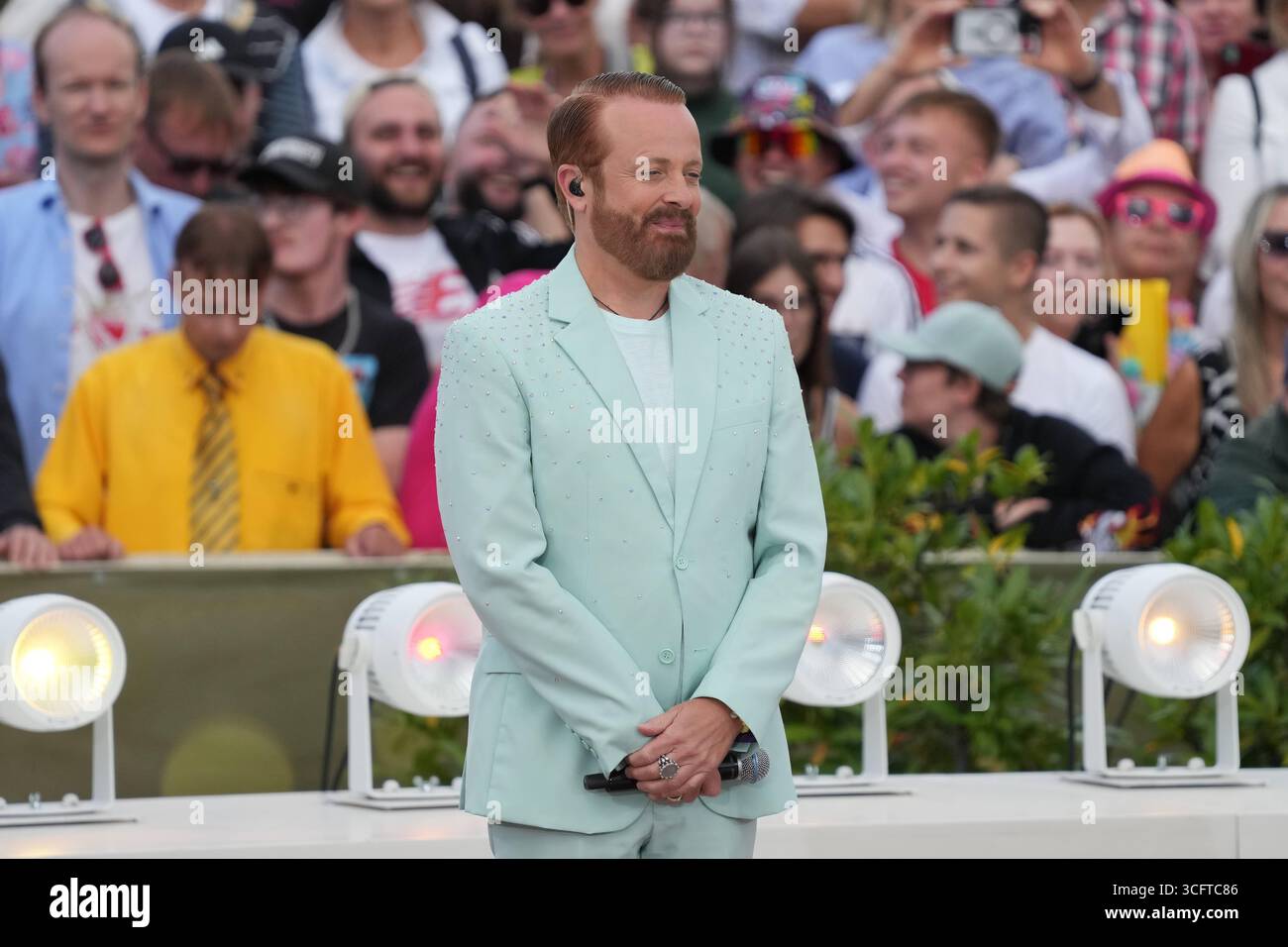 ZDF-Fernsehgarten 2025. Schlagersänger Ross Antony im ZDF Fernsehgarten ...