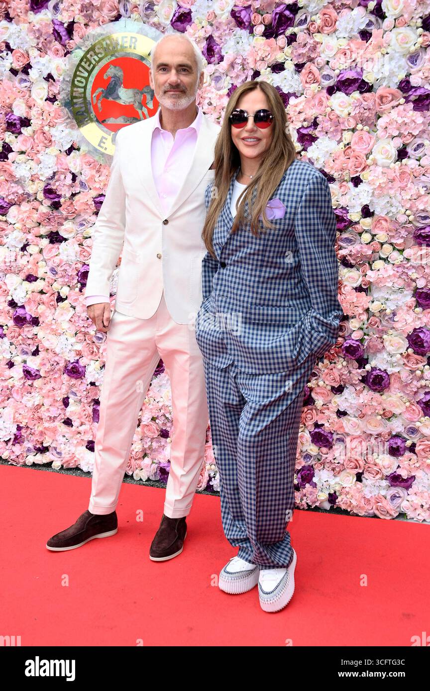 Simone Thomalla mit Partner Rene Merten beim Audi Ascot Renntag 2025 ...