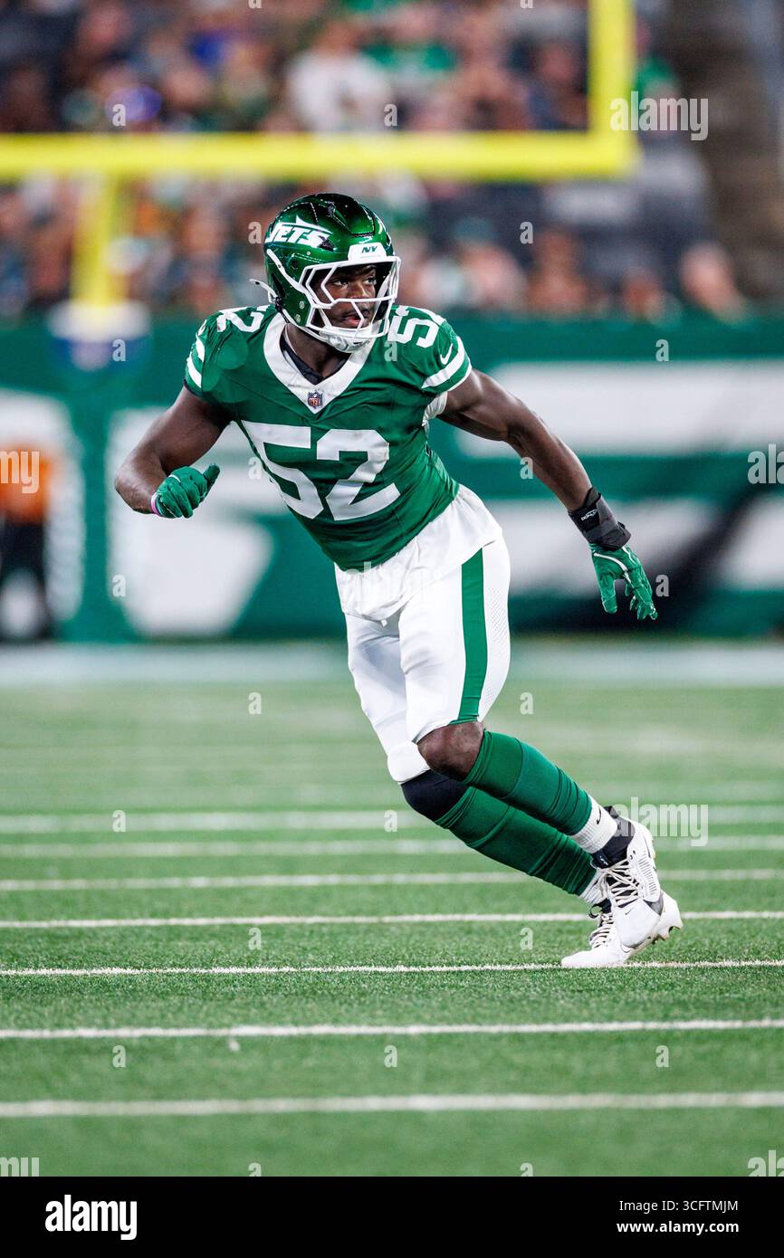 New York Jets linebacker Jamin Davis (52) reacts to a play during a ...