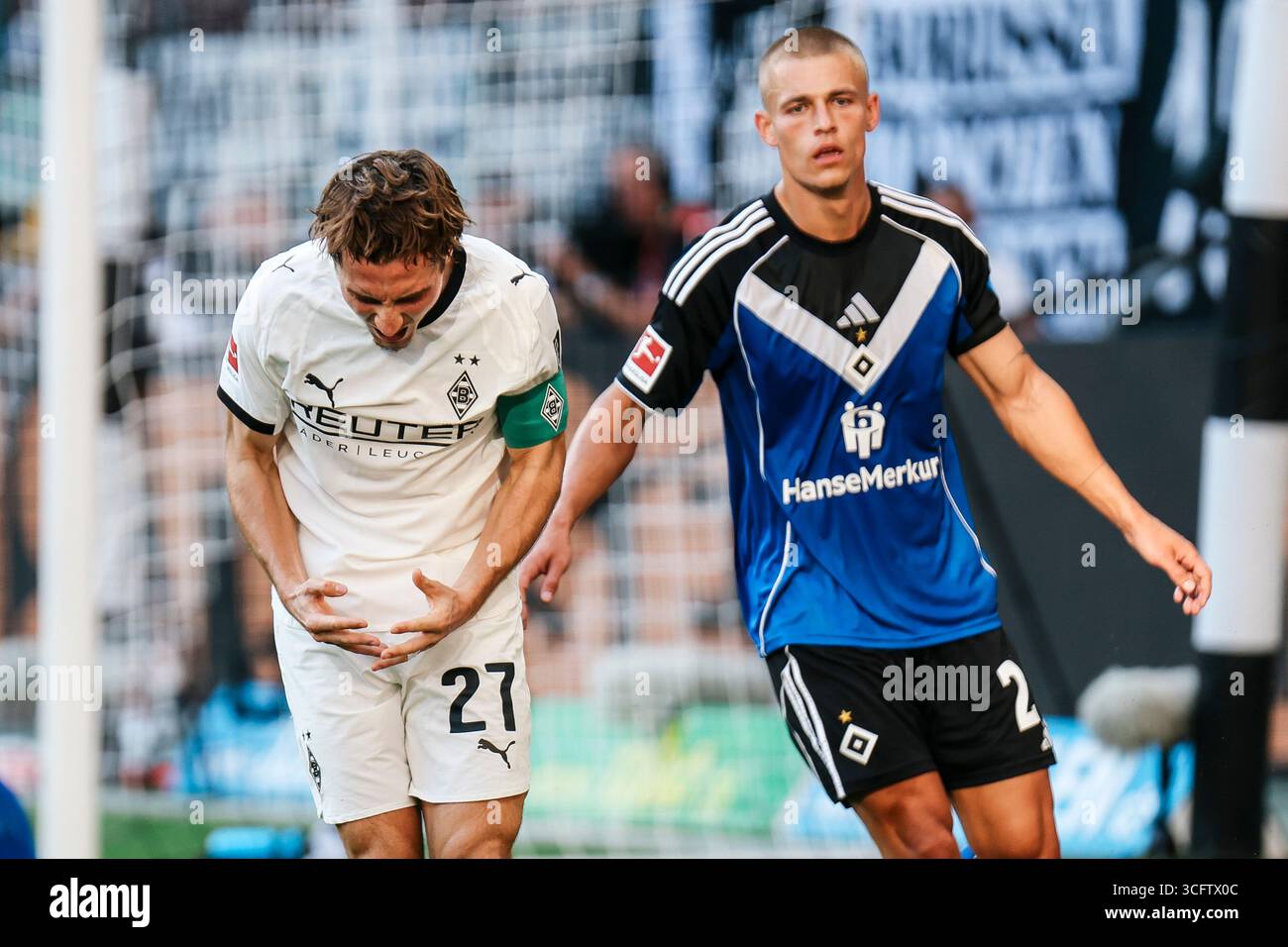 Rocco Reitz (Borussia M?nchengladbach, #27) ist frustriert. Miro Muheim (Hamburger SV, #28) 1 ...