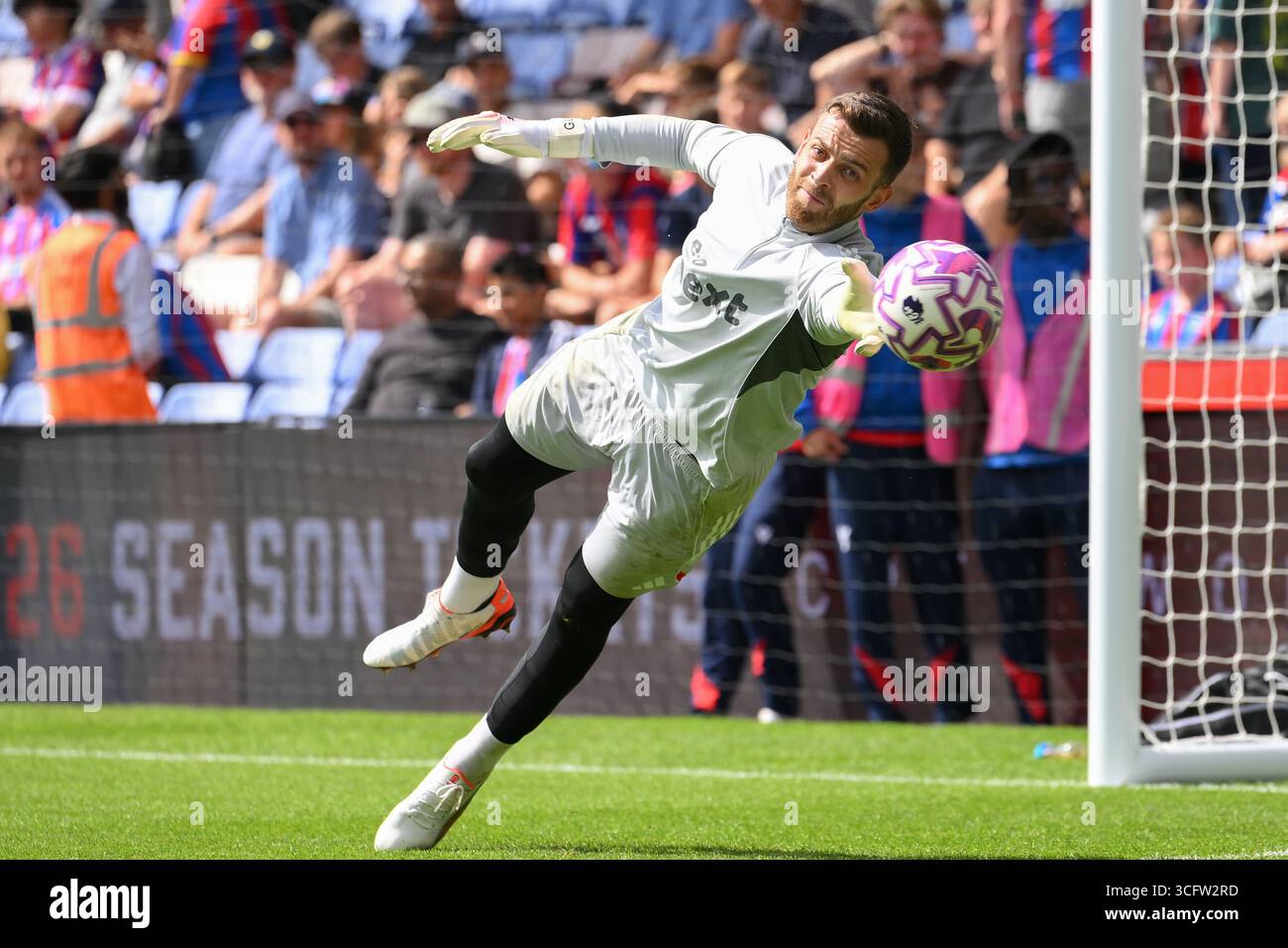 Angus Gunn of Nottingham Forest warms up ahead of kick-off during the ...