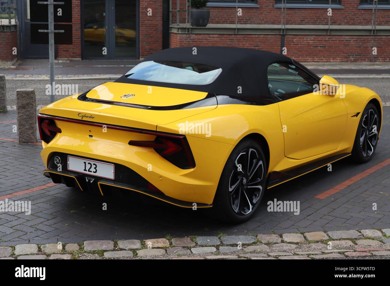 Three quarter view shows hi-res stock photography and images - Alamy