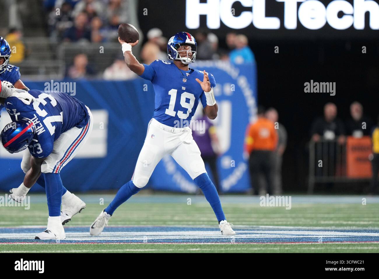 New York Giants quarterback Jameis Winston (19) prepares to make a ...