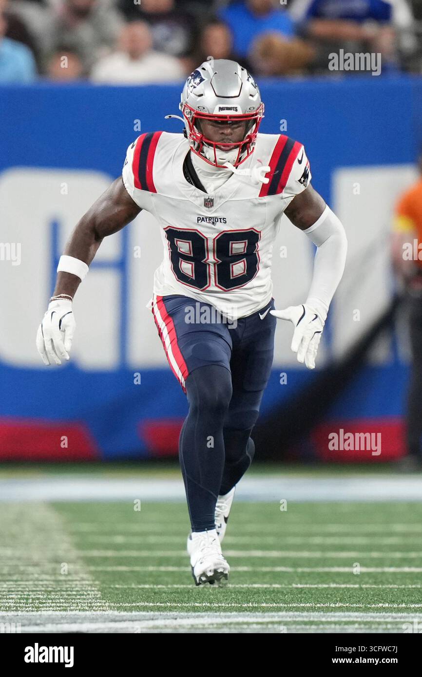 New England Patriots tight end Jaheim Bell (88) runs his receiving ...