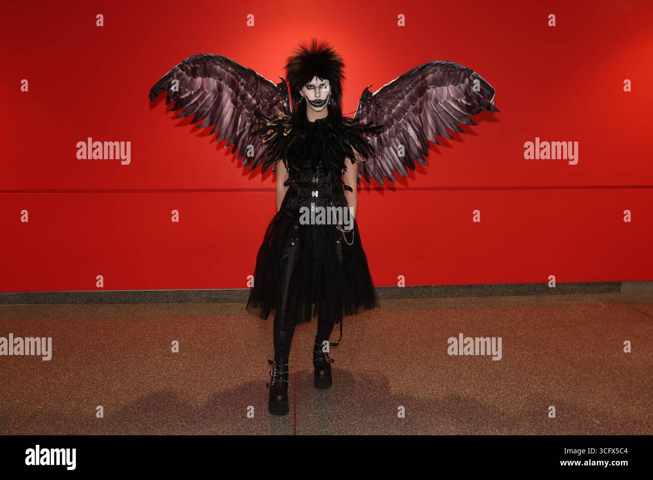 Cosplayer Megan from New York dresses as Ryuk from Death Note for the ...