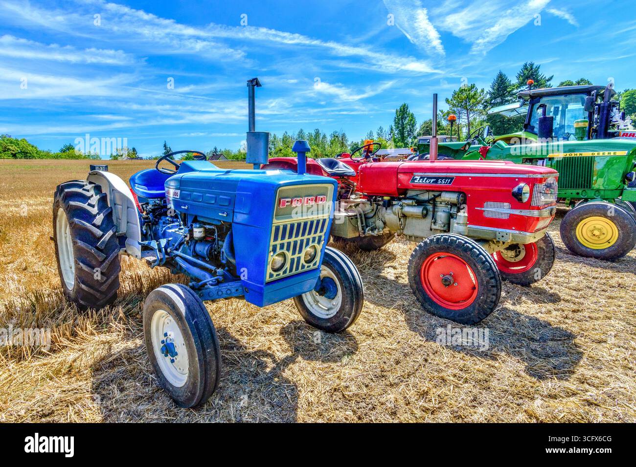 Tractor ford 2000 hi-res stock photography and images - Alamy