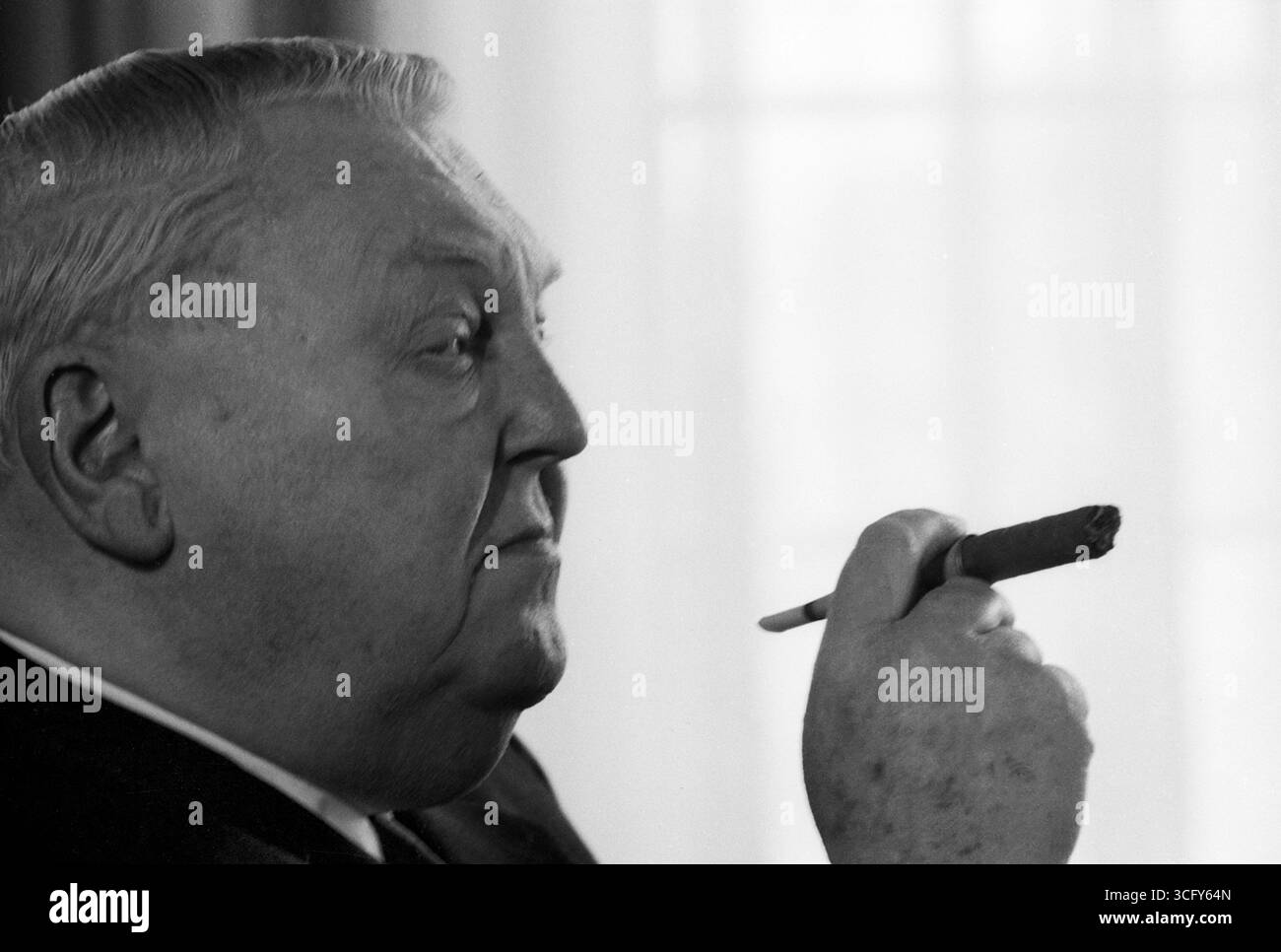 Ludwig Erhard, ehemaliger deutscher Bundeskanzler, mit Zigarre. Das ...
