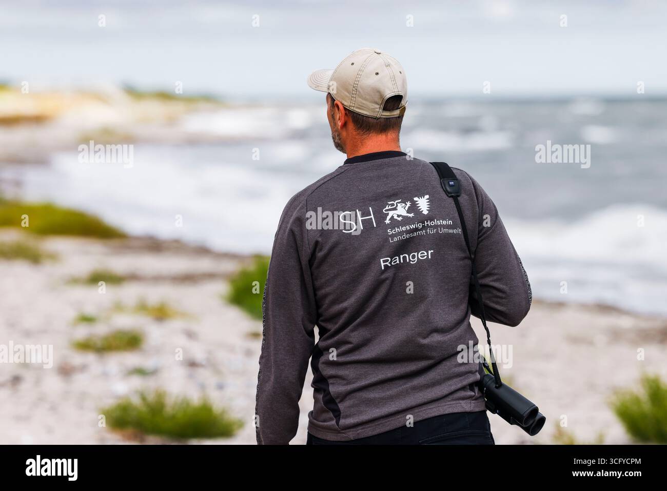 20 August 2025, Schleswig-Holstein, Behrensdorf: Jan Fallaschinski walks along the beach in the ...