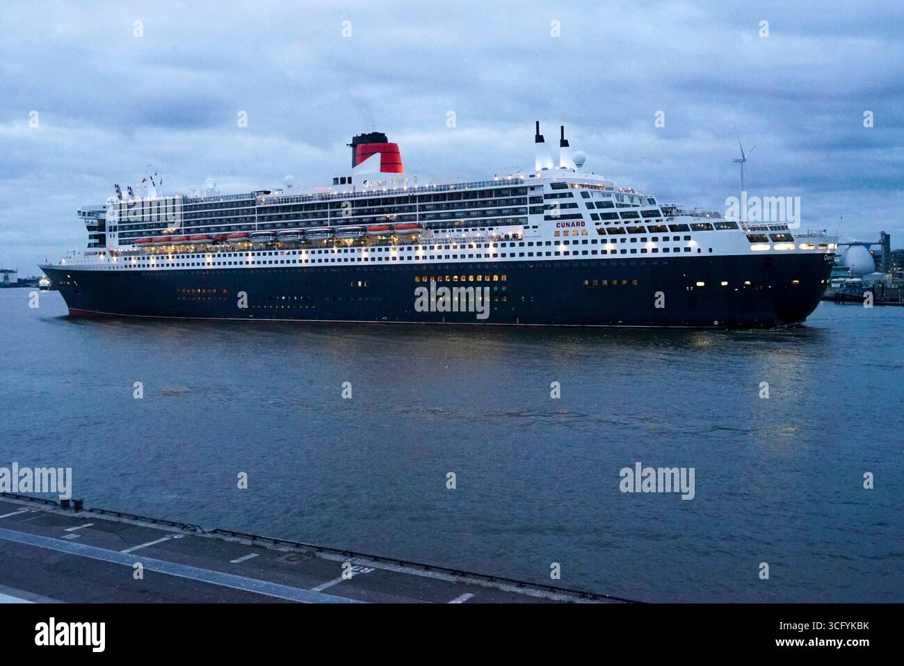 cntv Luxuskreuzfahrtschiff Queen Mary 2 laeuft in den Hamburger Hafen ein 25.08.2025 Hamburg ...