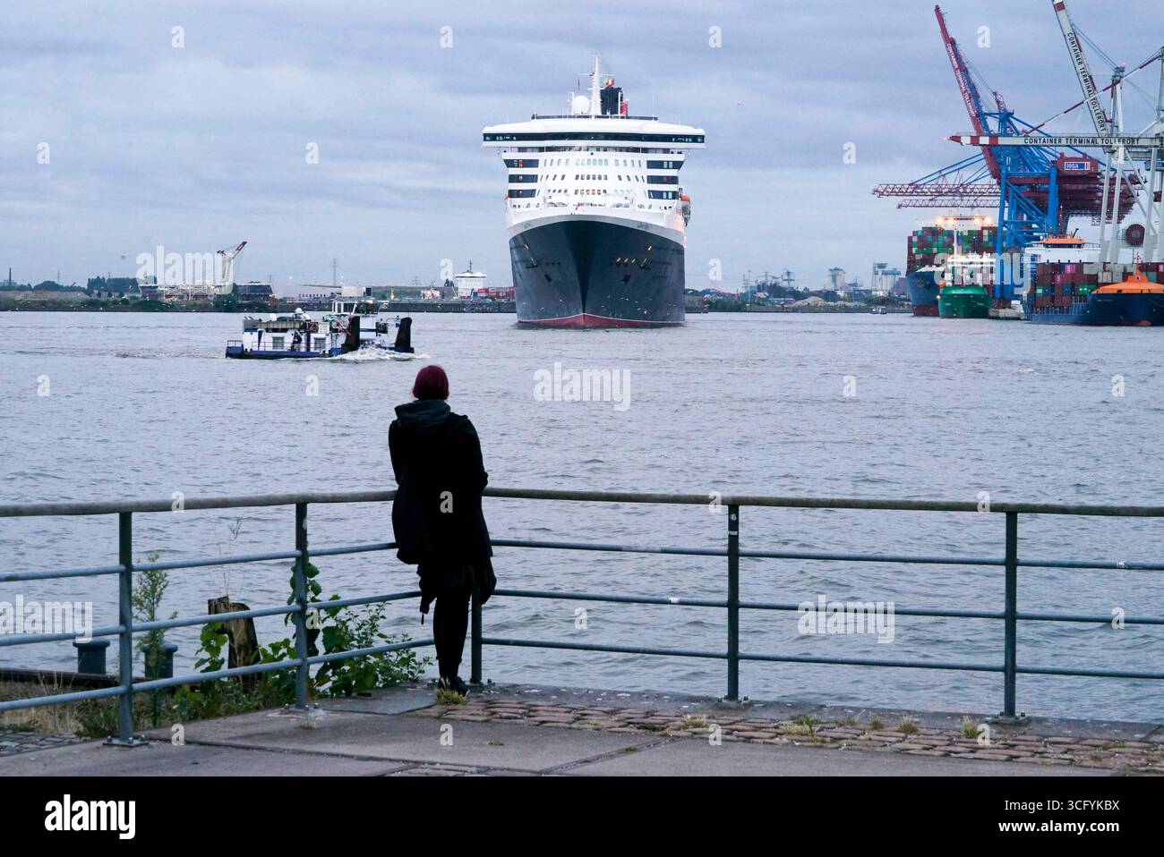 cntv Luxuskreuzfahrtschiff Queen Mary 2 laeuft in den Hamburger Hafen ein 25.08.2025 Hamburg ...