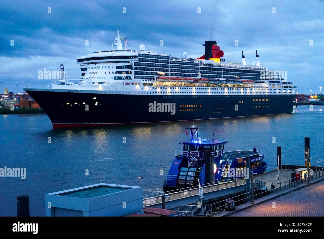 cntv Luxuskreuzfahrtschiff Queen Mary 2 laeuft in den Hamburger Hafen ein 25.08.2025 Hamburg ...