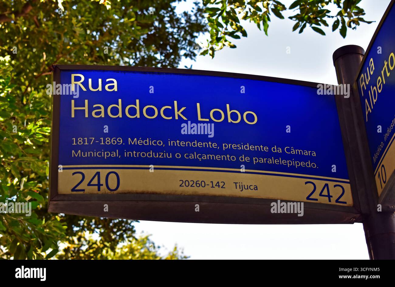 Signs exterior hi-res stock photography and images - Alamy