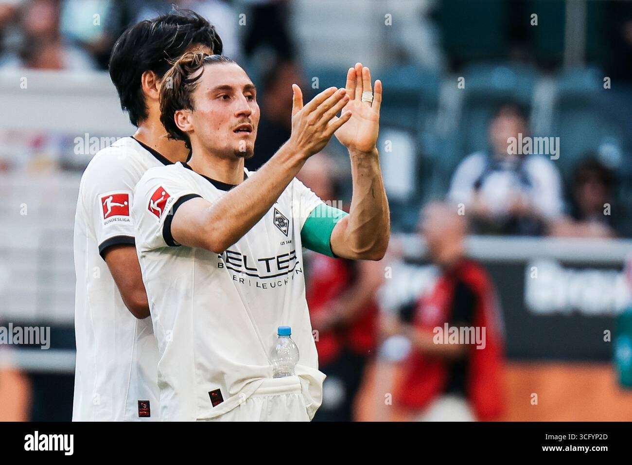 Rocco Reitz (Borussia M?nchengladbach, #27) interagiert mit den Fans nach dem Spiel 1. Fu?ball ...