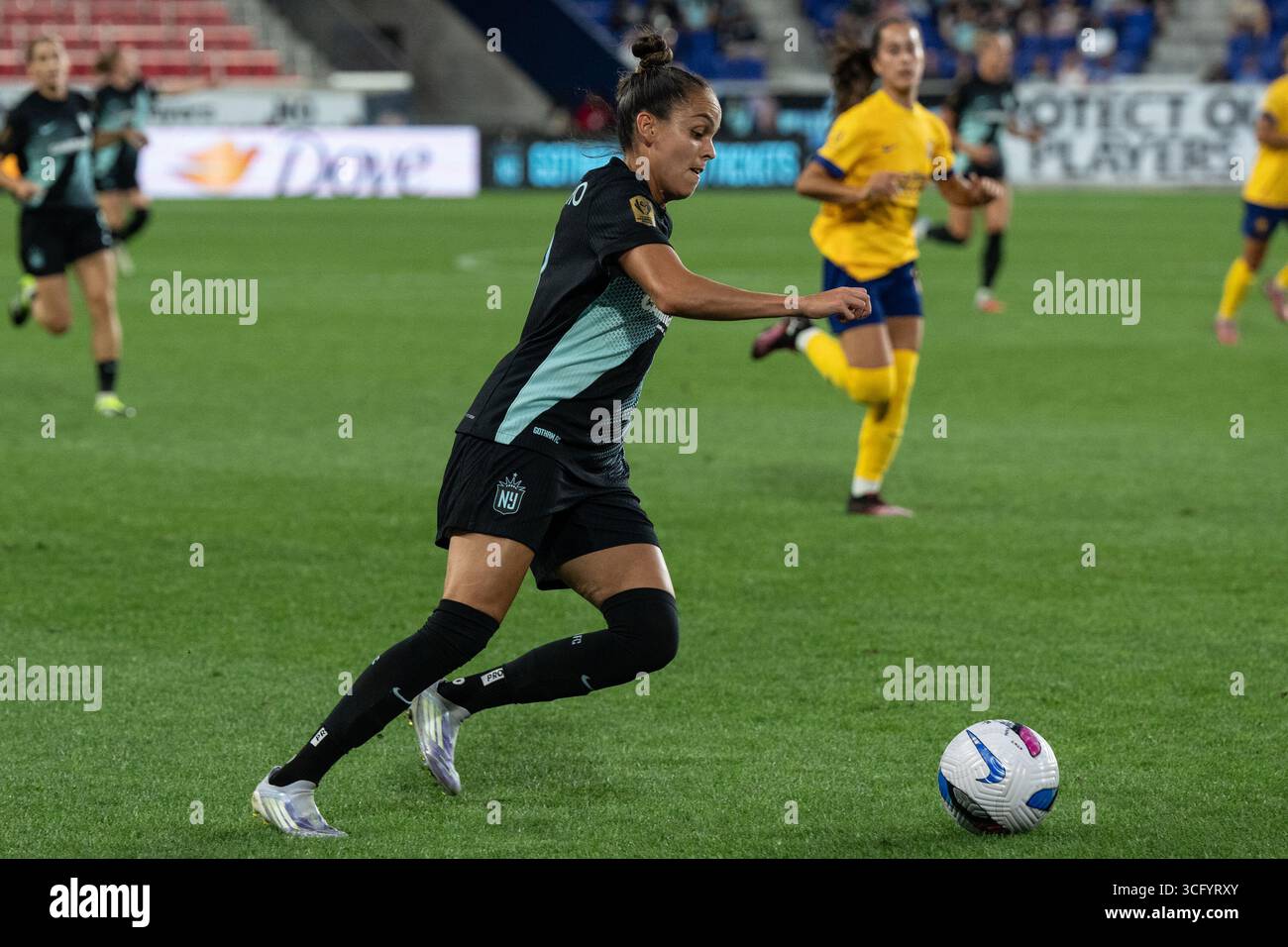 Gabi Portilho (18) of Gotham FC controls the ball during regular season ...