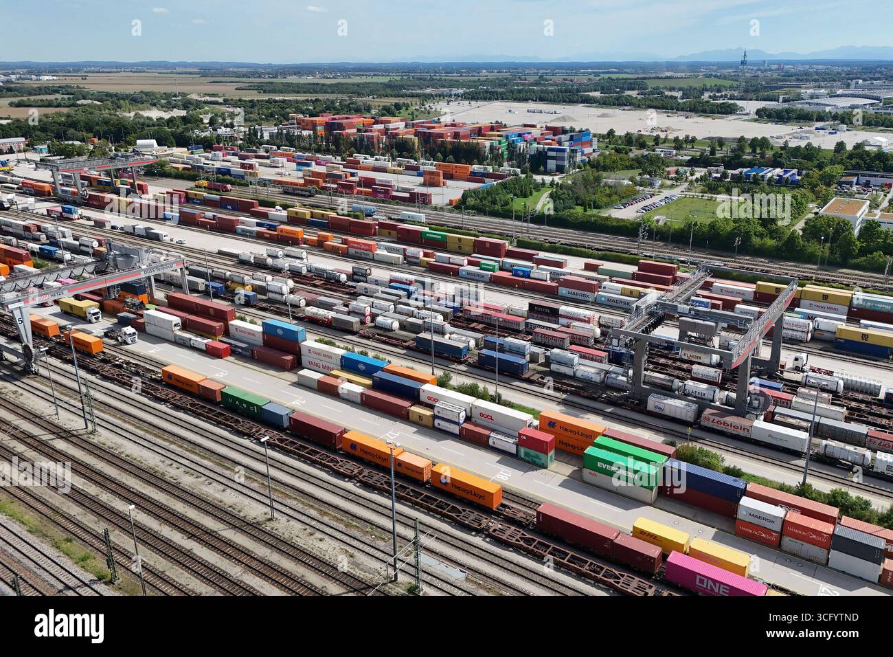 Blick auf die Deutsche Umschlaggesellschaft Schiene - Strasse DUSS mbH ...
