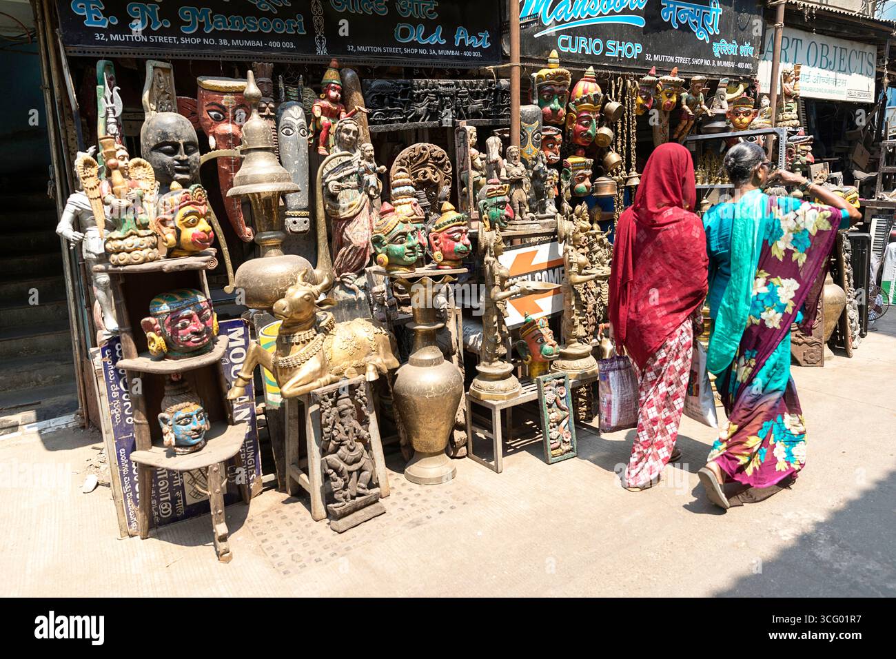 Interesting scene from Chor Bazaar, antique shops in Mumbai in India ...
