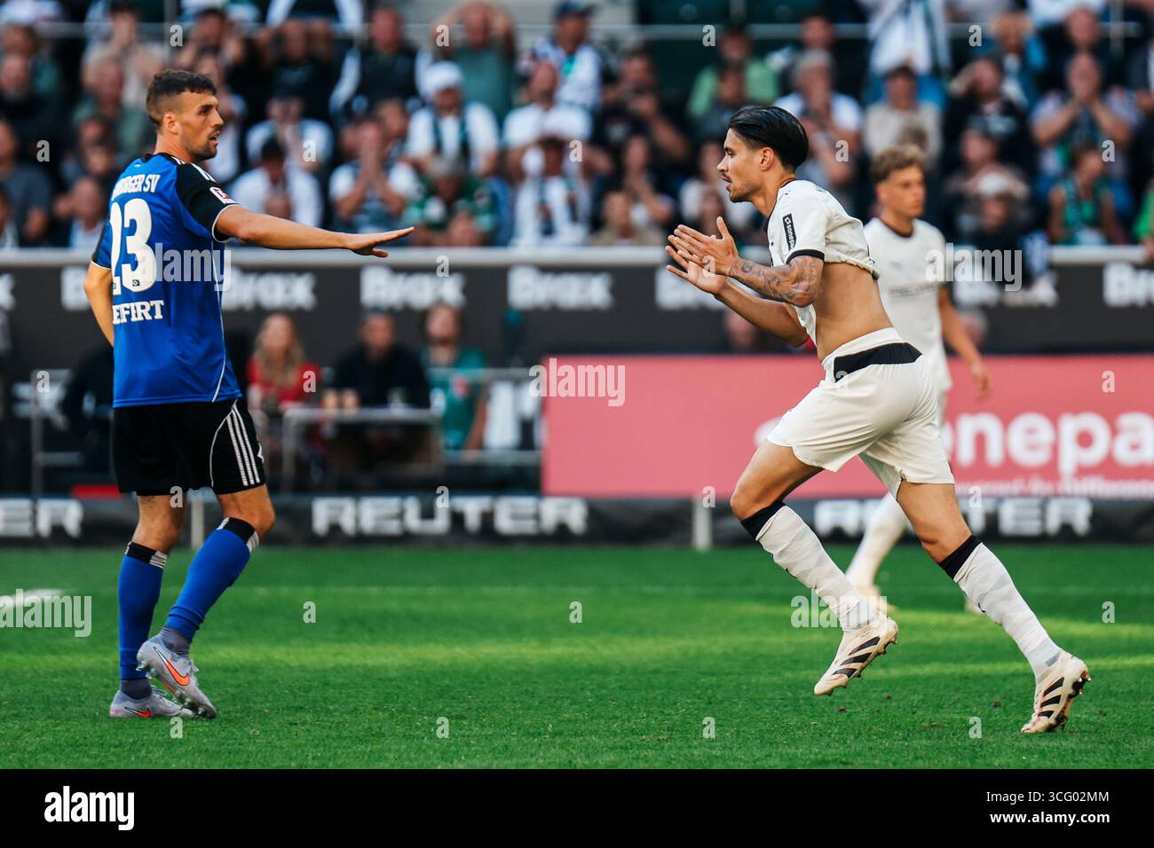 Jonas Meffert (Hamburger SV, #23) und Kevin Diks (Borussia M?nchengladbach, #4) 1. Fu?ball ...