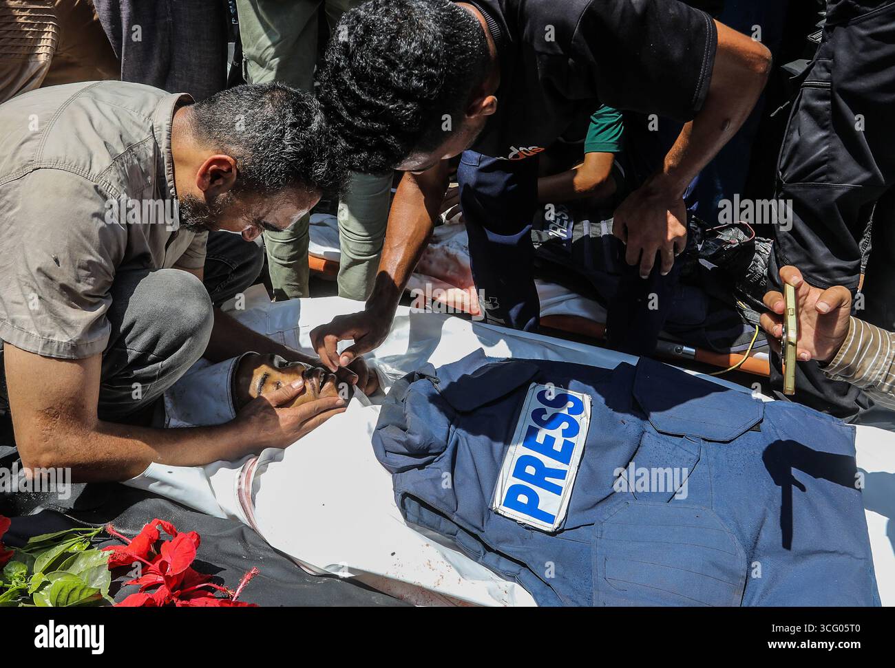 Palestinian mourners carry the body of Palestinian Al Jazeera ...