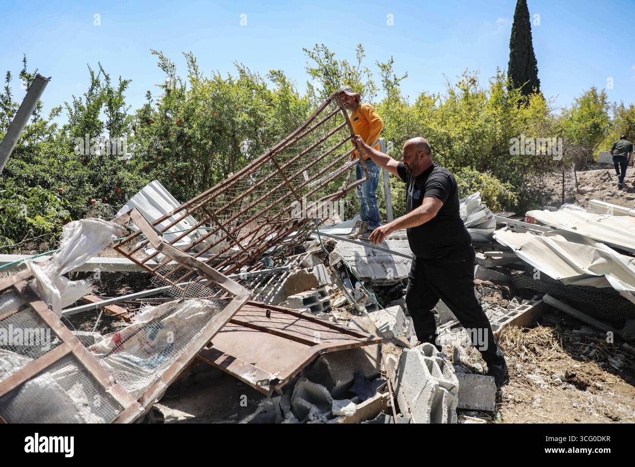 Nablus, Palestine. 25th Aug, 2025. Palestinians inspect a building and ...
