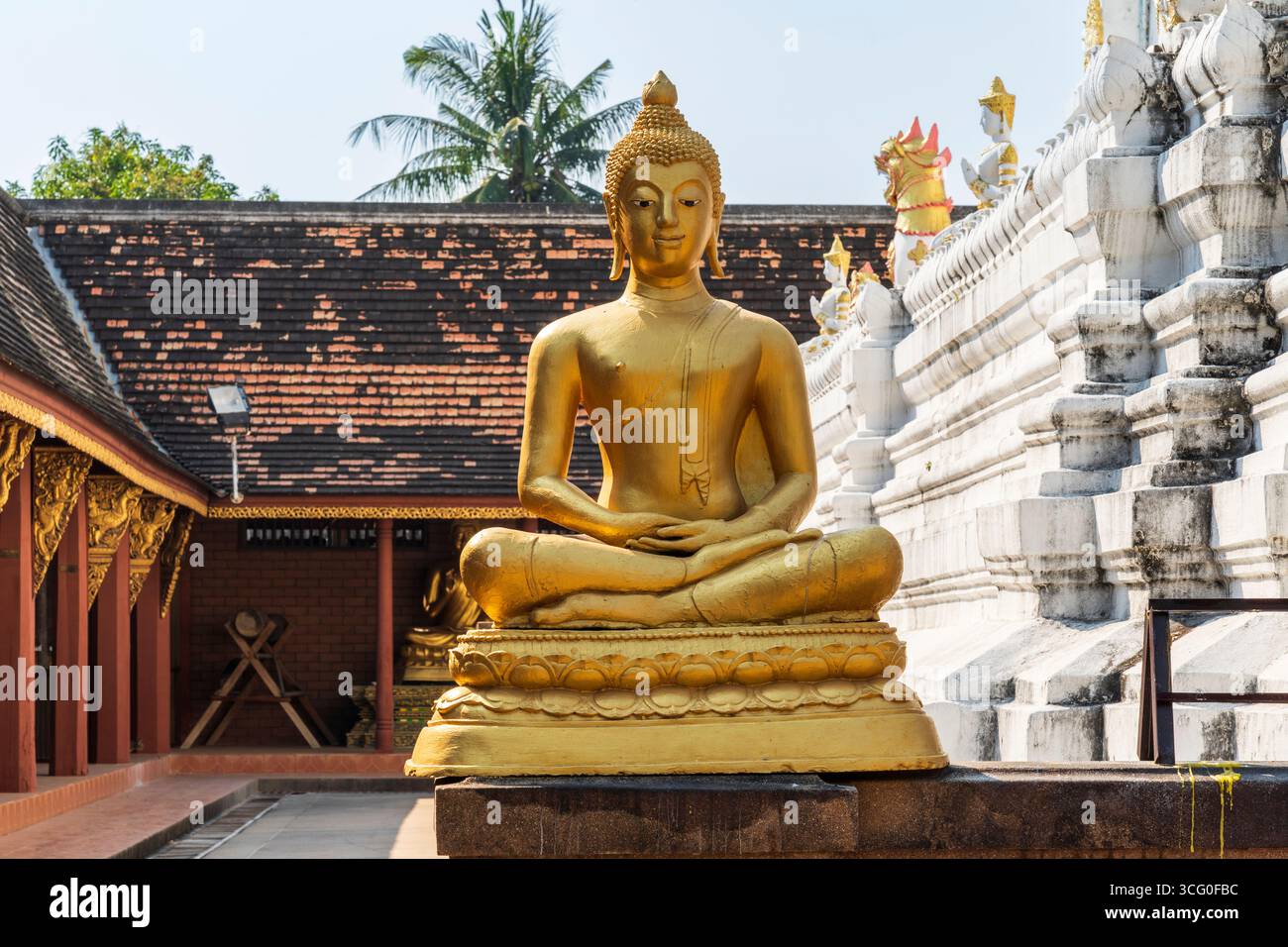 Golden temple chaing mai hi-res stock photography and images - Alamy