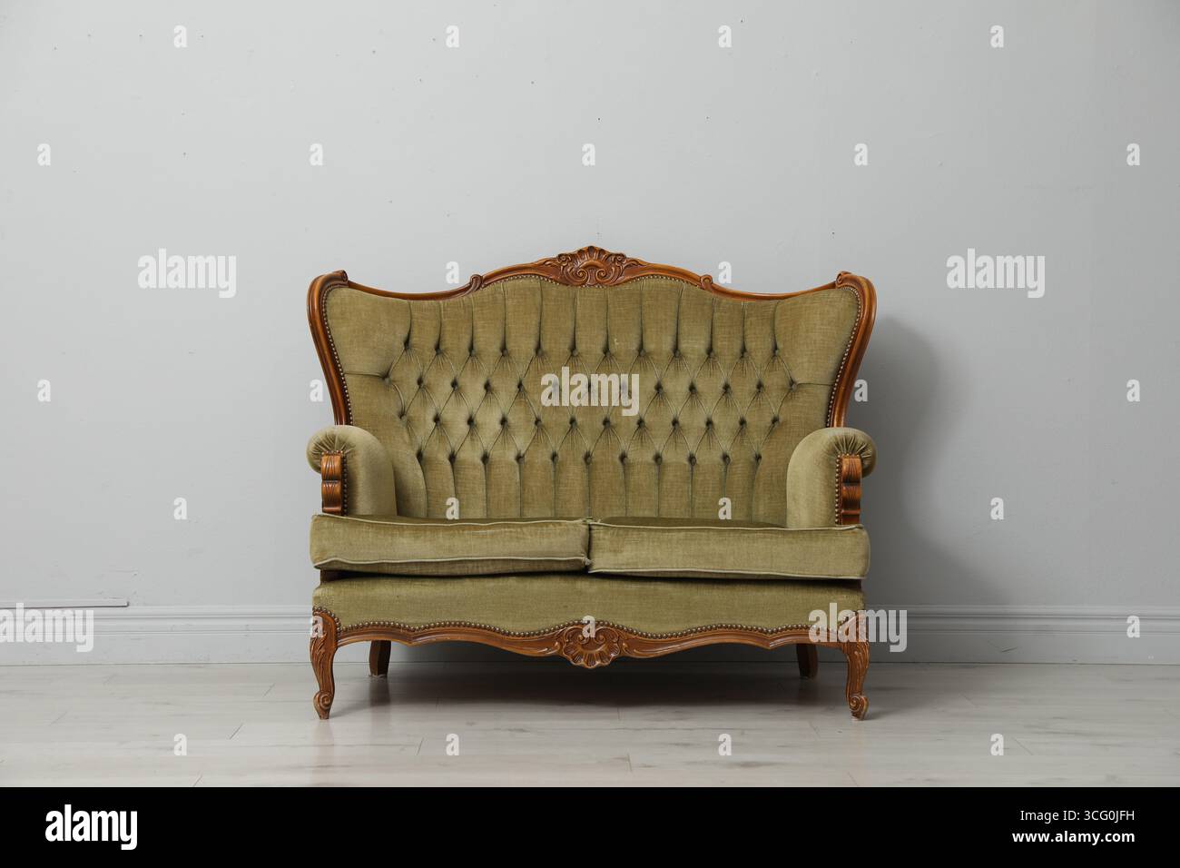 Old fashioned sofa near hi-res stock photography and images - Alamy