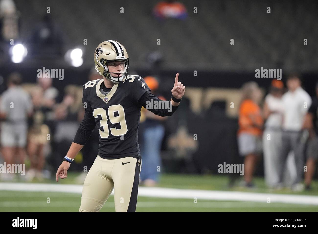 New Orleans Saints place kicker Charlie Smyth (39) warms up before a ...